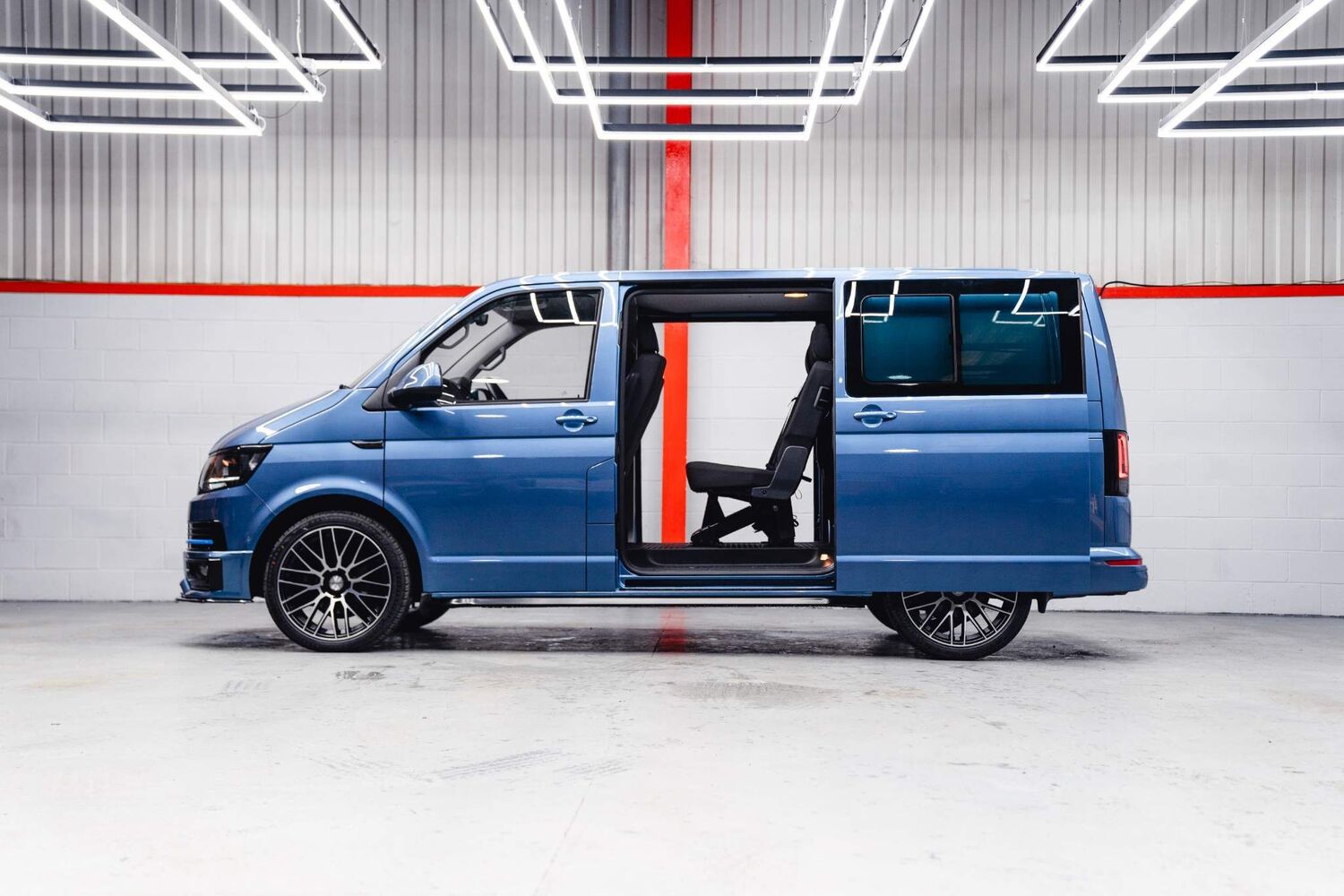 Used VOLKSWAGEN TRANSPORTER 2018 Blue in Telford, Shropshire | UK ...